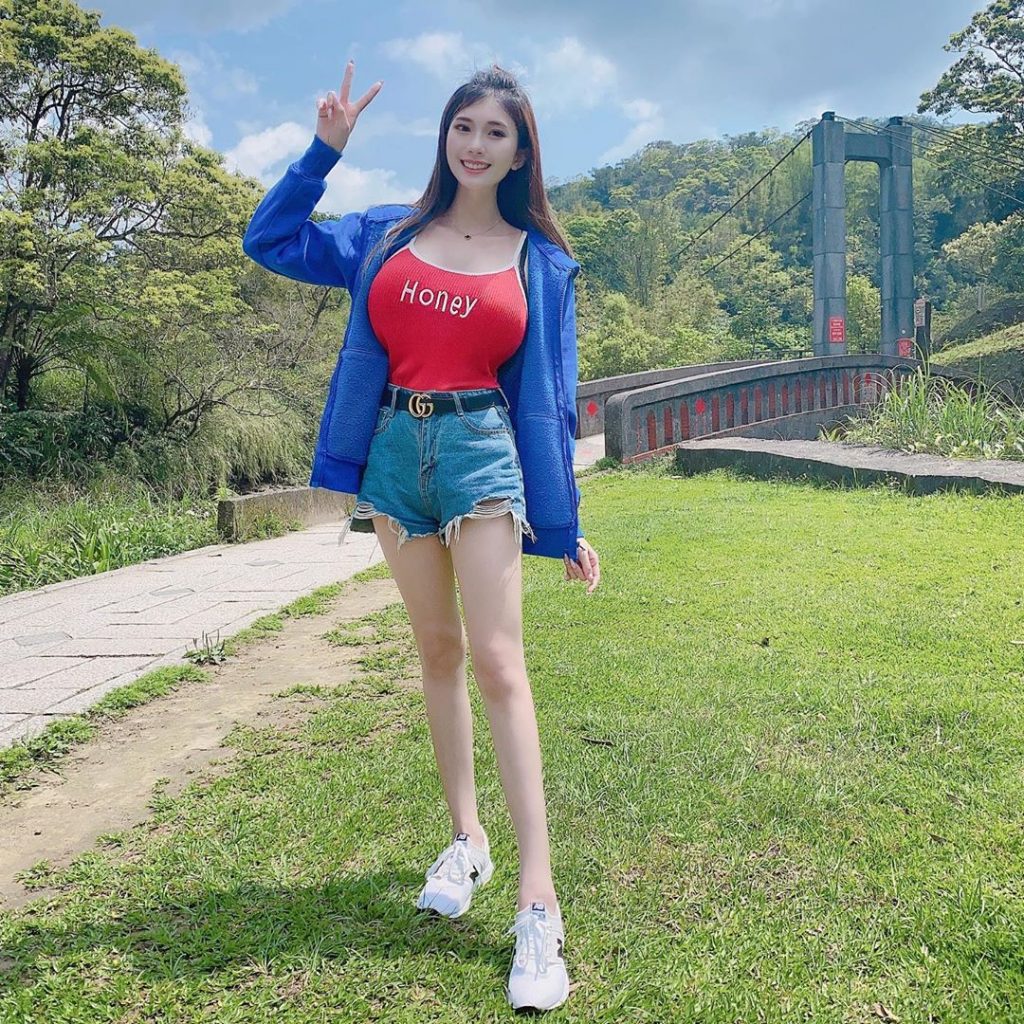 VIVIAN♥️謝薇安 (@vivian19941008) 台湾知名网红模特美女精选100P – 爱看INS