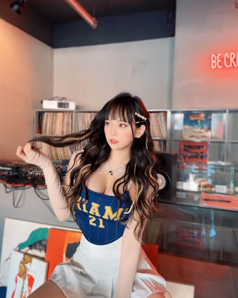 𝒬𝓊ℯℯ𝓃 𝒟𝒶𝓂𝒾🦋 (@dami_amond) 韩国超养眼美女网红(117P+7V) – 爱看INS